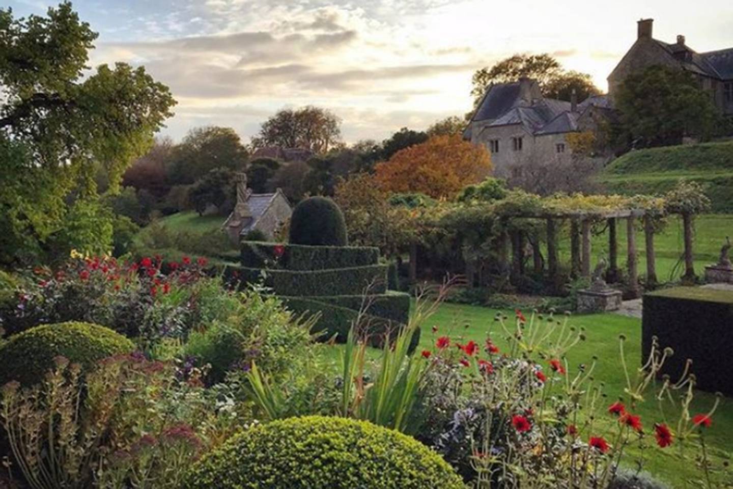 The Earl and Countess of Sandwich's gardens at Mapperton pick up ...