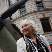 Dame Vera Lynn, the forces’ sweetheart, dies aged 103 – and the Queen ...